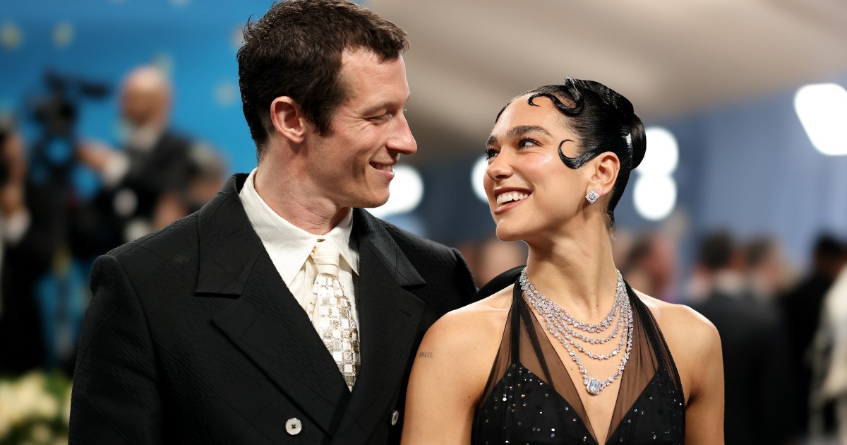 Összeházasodott Dua Lipa és Callum Turner, az énekesnő szettjétől ...