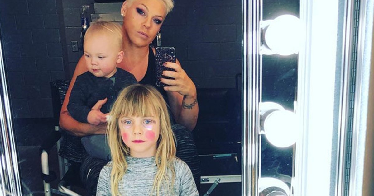 Pink 6 éves kislánya fél perc alatt vált népszerű vloggerré! - Glamour