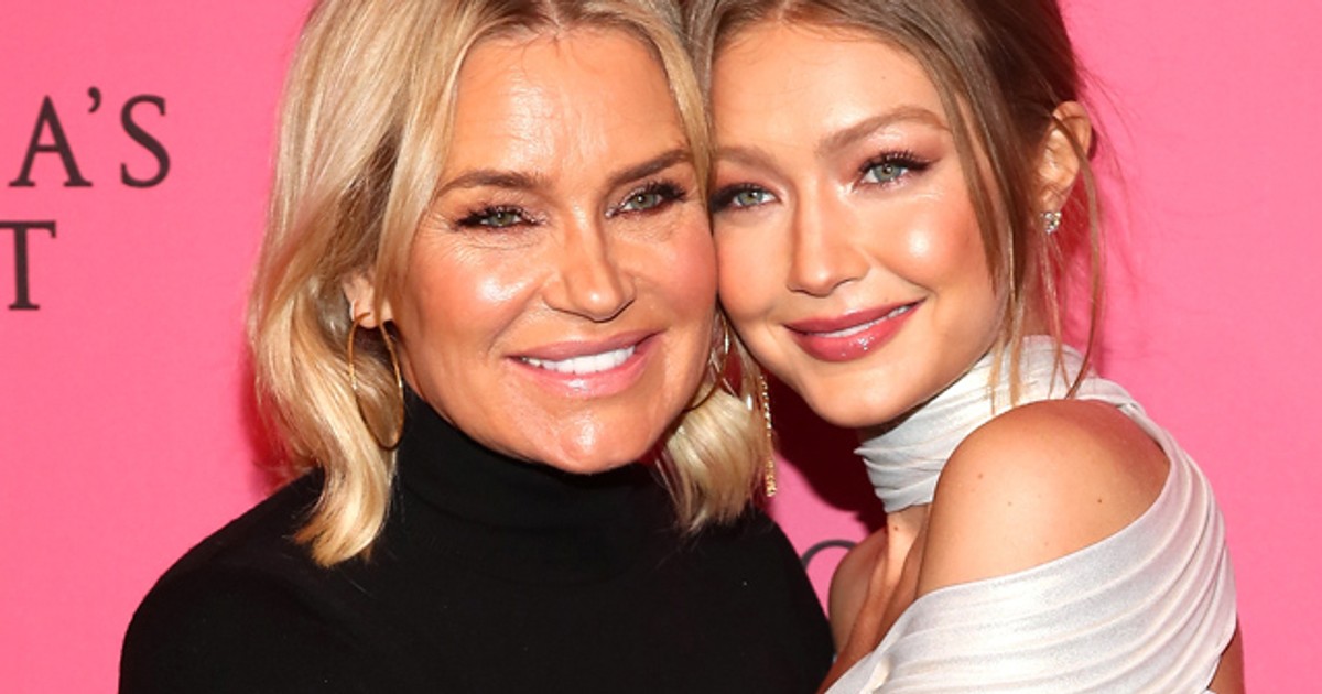 Gigi és Bella Hadid 55 éves édesanyja fehérneműs fotójával lányait is ...