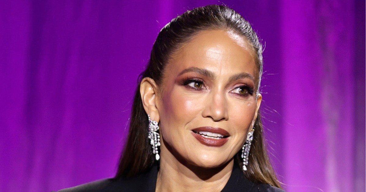 Jennifer Lopez mikro melltartóban és bőrnadrágban állt színpadra - Glamour